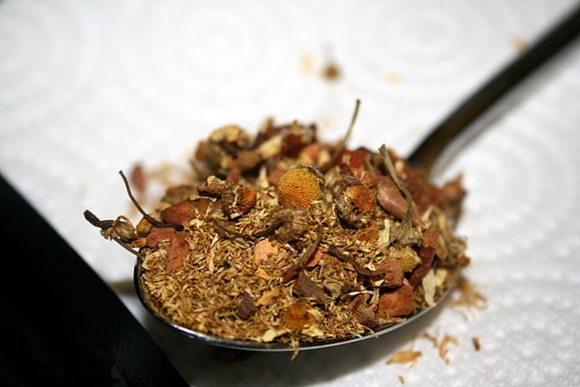 English Chamomile (Chamaemelum nobile) Identification Guide